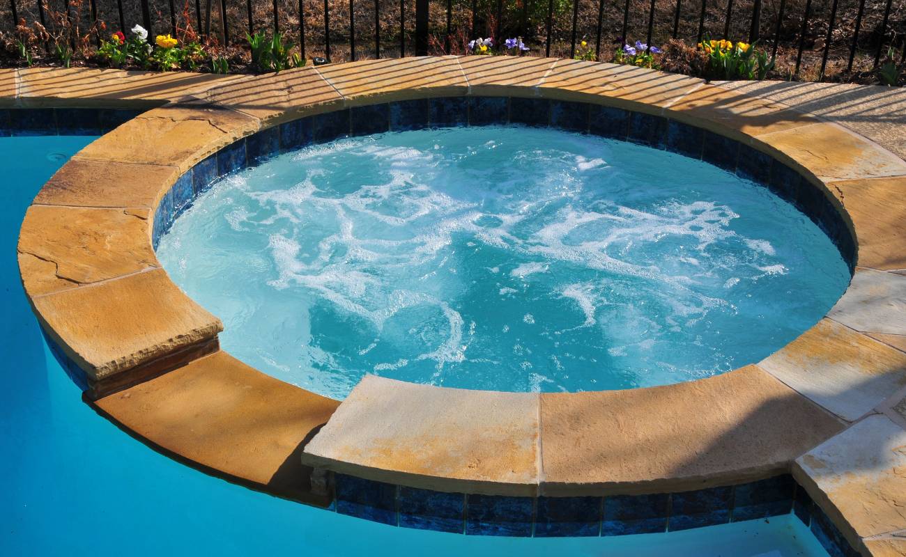 Co Je Jacuzzi: Vysvětlení Tohoto Populárního Typu Vany S Masážními Tryskami